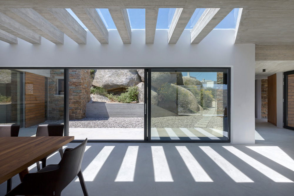 “A House between the Rocks” by Aristides Dallas Architecture studio ...